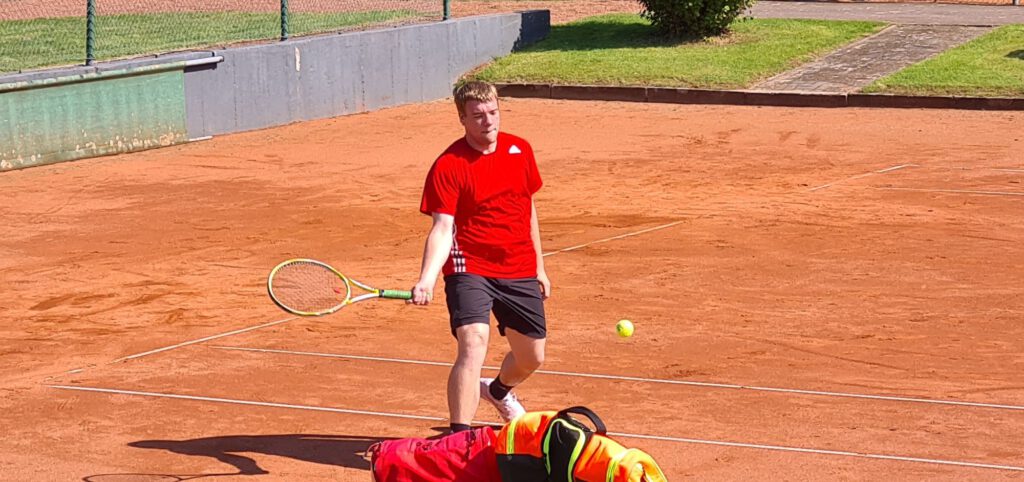 Eine Niederlage und ein Sieg für die zweiten Herren – TC Rot-Weiss ...